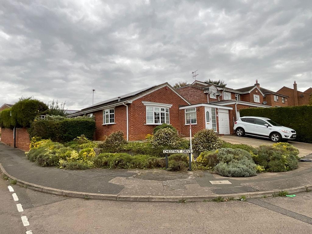 Chestnut Drive, Desborough NN14 3 bed detached bungalow - £280,000