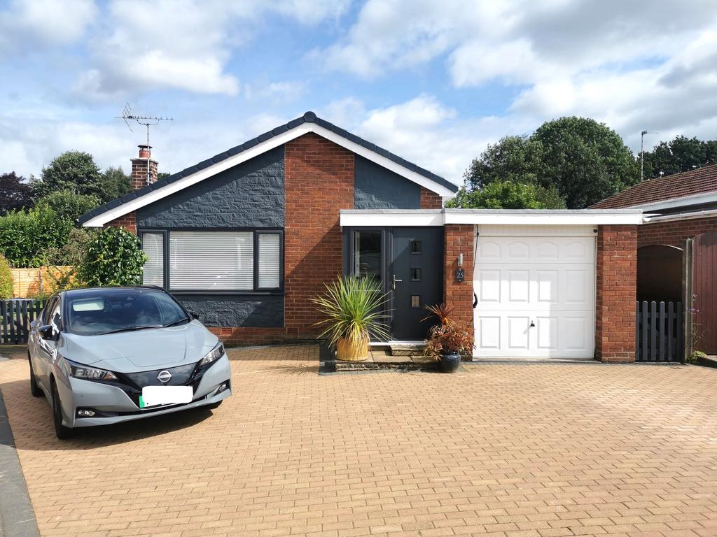 Ennerdale Close, Leyland PR25 3 bed detached bungalow - £390,000