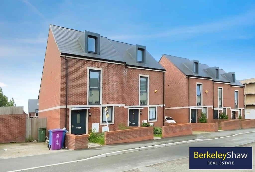 Lemon Street, Liverpool 3 bed mews for sale - £160,000