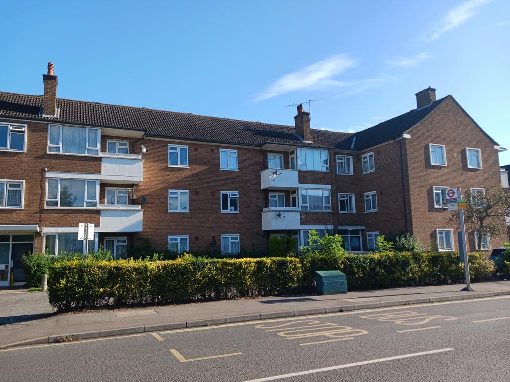 Northwood Hills, HA6 2 bed flat - £1,650 pcm (£381 pw)