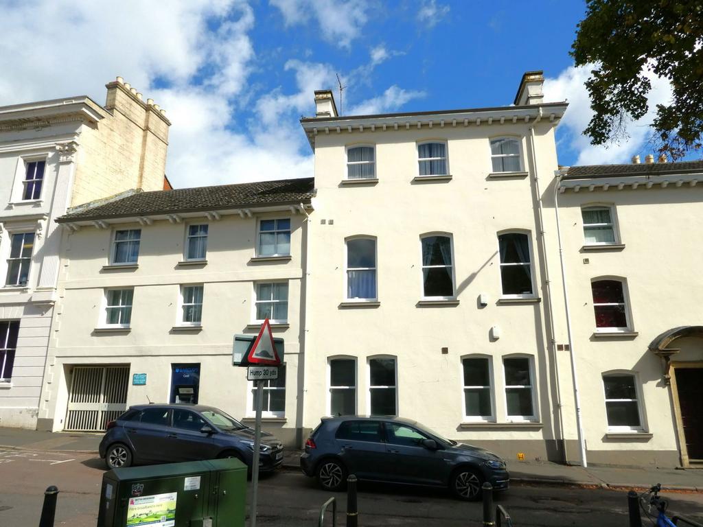 Horse Fair, Banbury, OX16 0AE 2 bed flat - £220,000