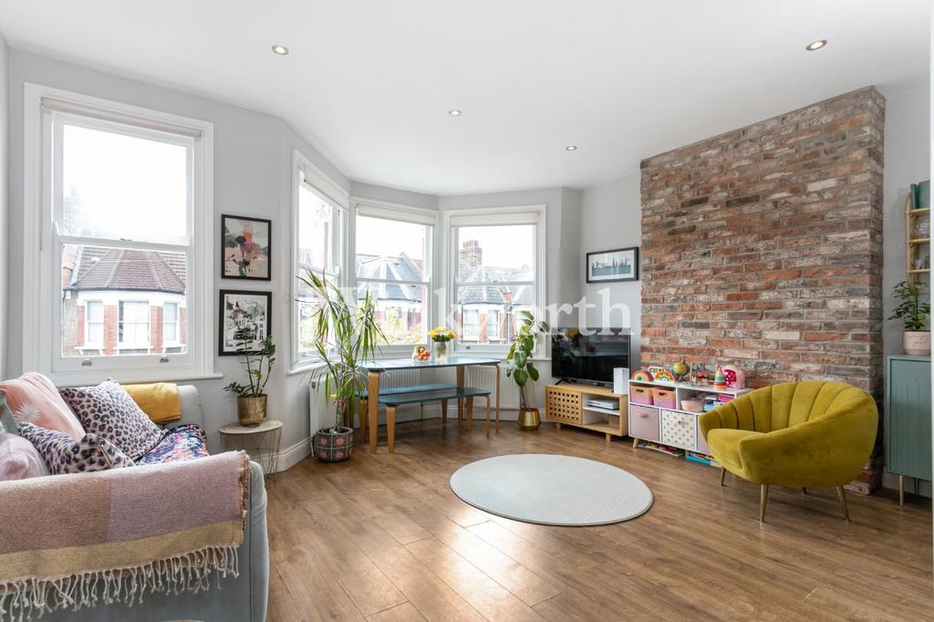 Kirkstall Avenue, London, N17 2 bed apartment - £450,000