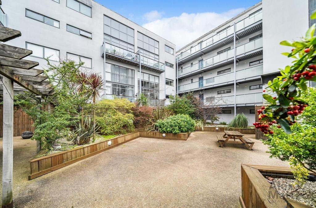 Varcoe Road, South Bermondsey, SE16 2 bed flat - £2,200 pcm (£508 pw)