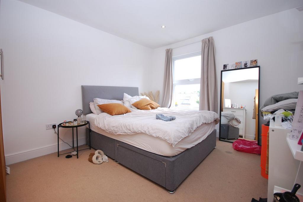 Trinity Road, Wandsworth Common SW17 2 bed apartment - £2,200 pcm (£508 pw)