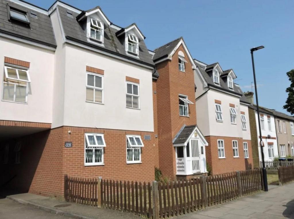 Dove Court, Derby Road, Enfield EN3 2 bed apartment - £1,600 pcm (£369 pw)