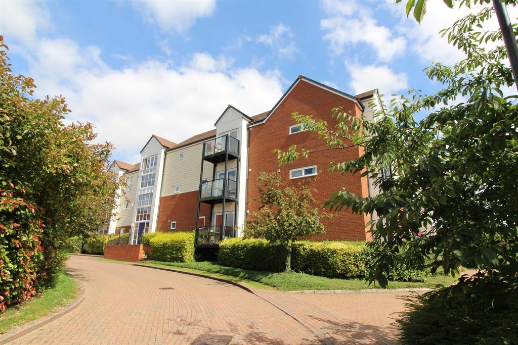 East Moor Drive, Wolverton Mill... 2 bed apartment - £1,100 pcm (£254 pw)