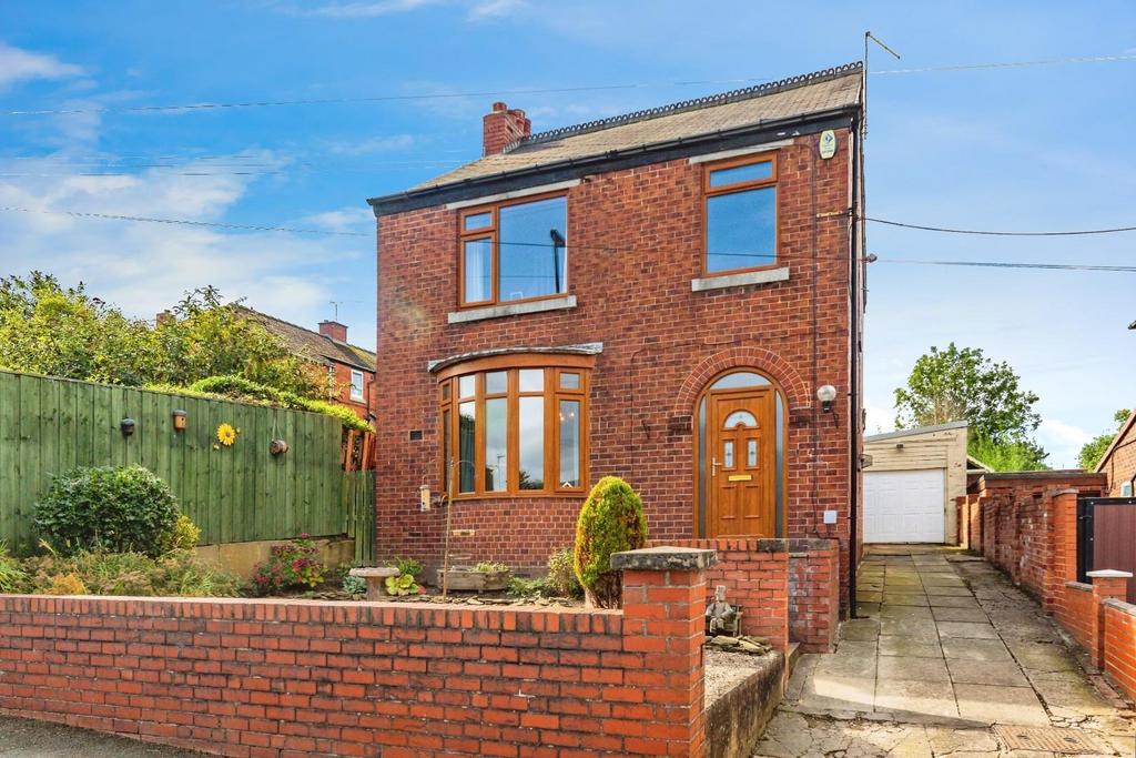 Hunshelf Road, Chapeltown, Sheffield... 3 bed detached house - £315,000