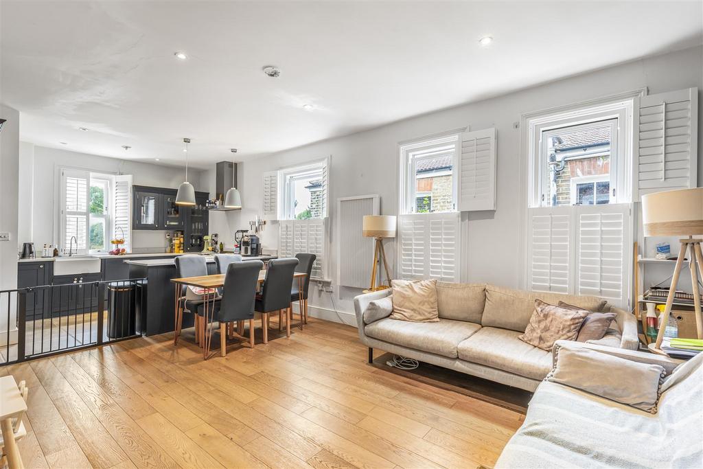 Kingsway, East Sheen, SW14 3 bed flat - £779,950