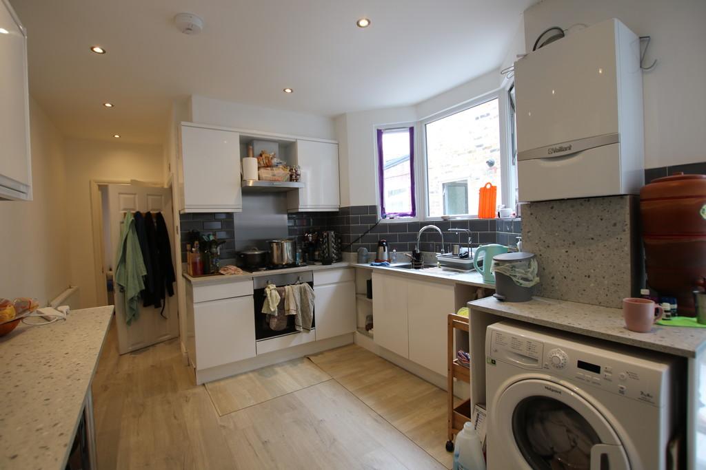 Villiers Road, Willesden, London, NW2 2 bed ground floor flat - £1,820 ...