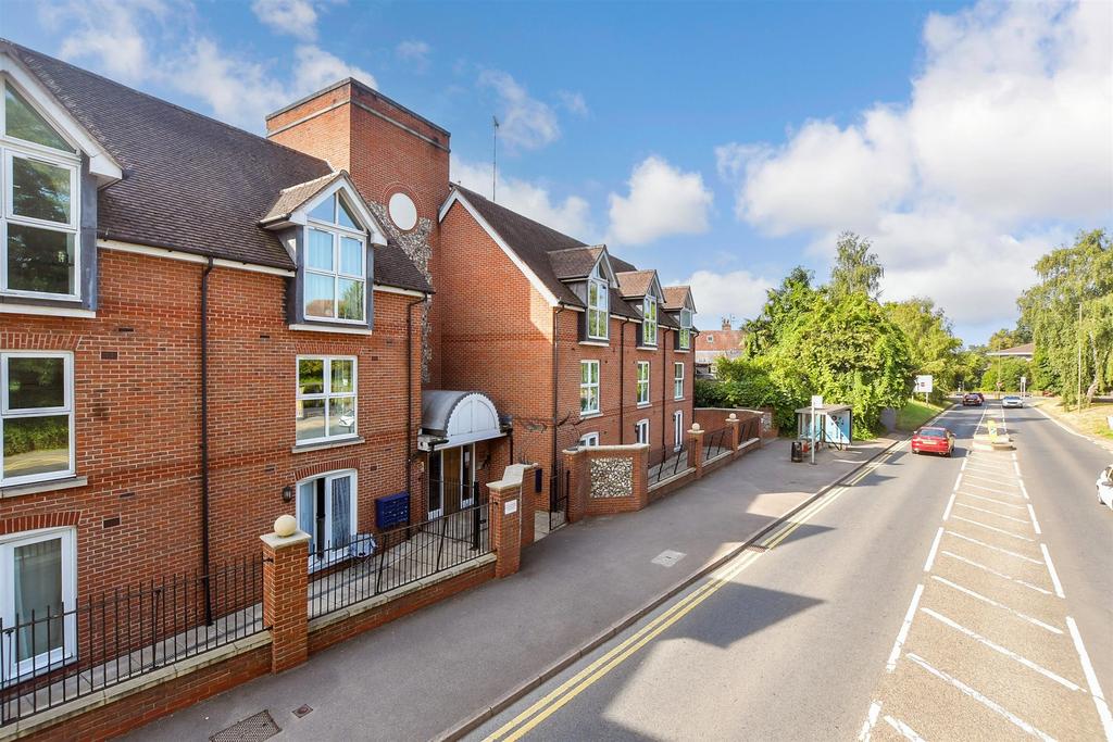 Leret Way, Leatherhead, Surrey 2 bed flat - £325,000