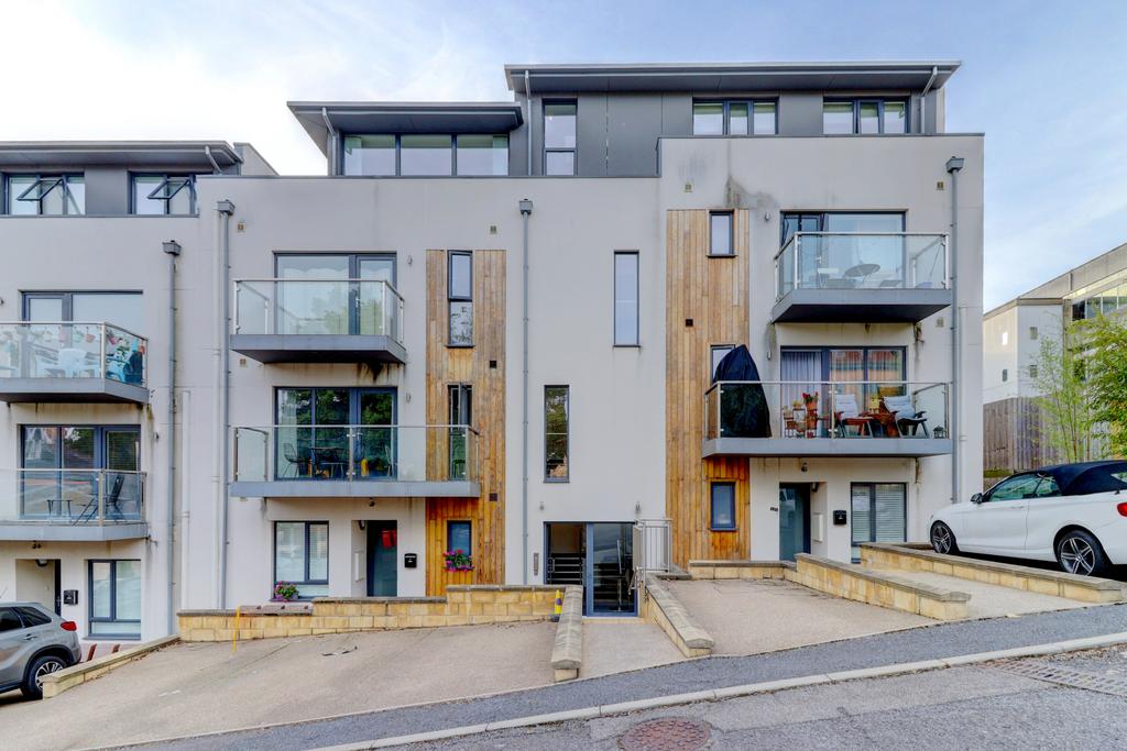Easton Street, Buckinghamshire HP11 2 bed penthouse - £350,000