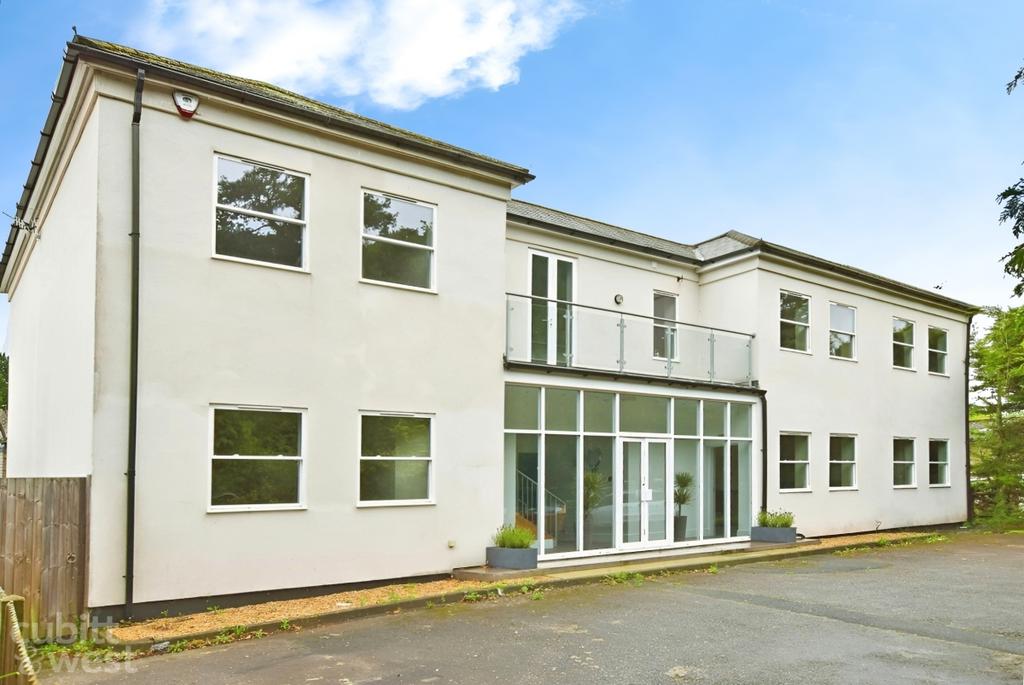 Wedglen Estate Midhurst GU29 3 bed ground floor flat - £1,250 pcm (£288 pw)