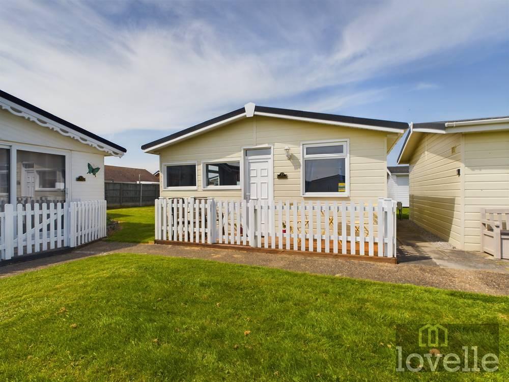 Seaholme Chalet Park, Mablethorpe LN12 2 bed park home - £39,500