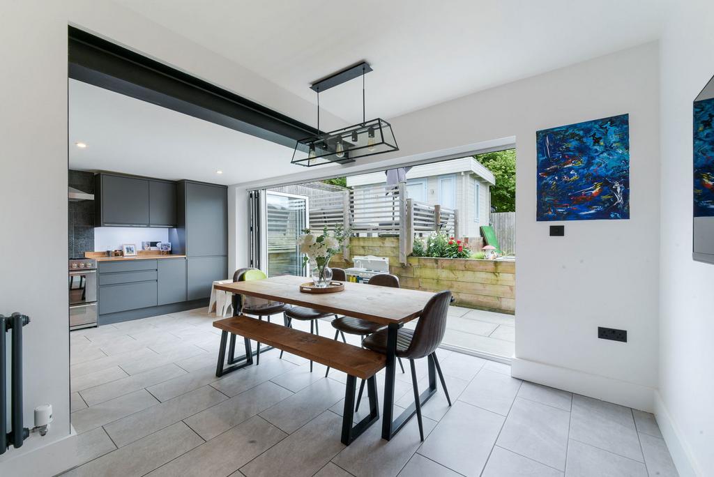 Woodstock Road, Coulsdon CR5 3 bed semi-detached house - £600,000
