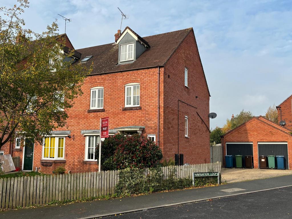 Navigation Loop, Stone, ST15 4 bed townhouse - £1,360 pcm (£314 pw)