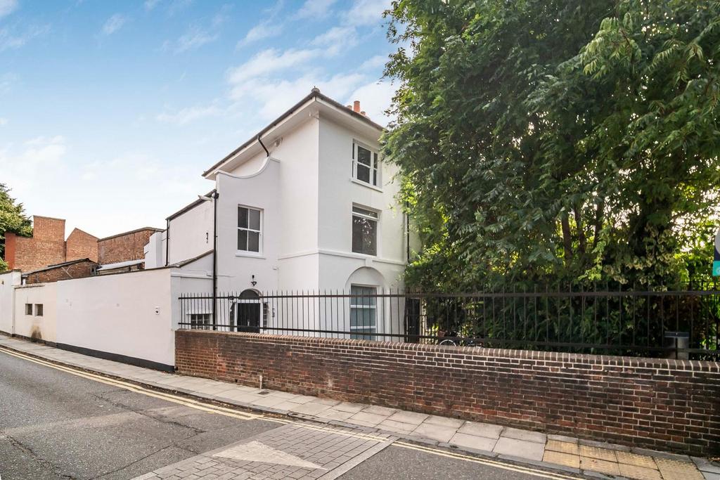 Southampton Way, London, SE5 1 bed flat - £280,000