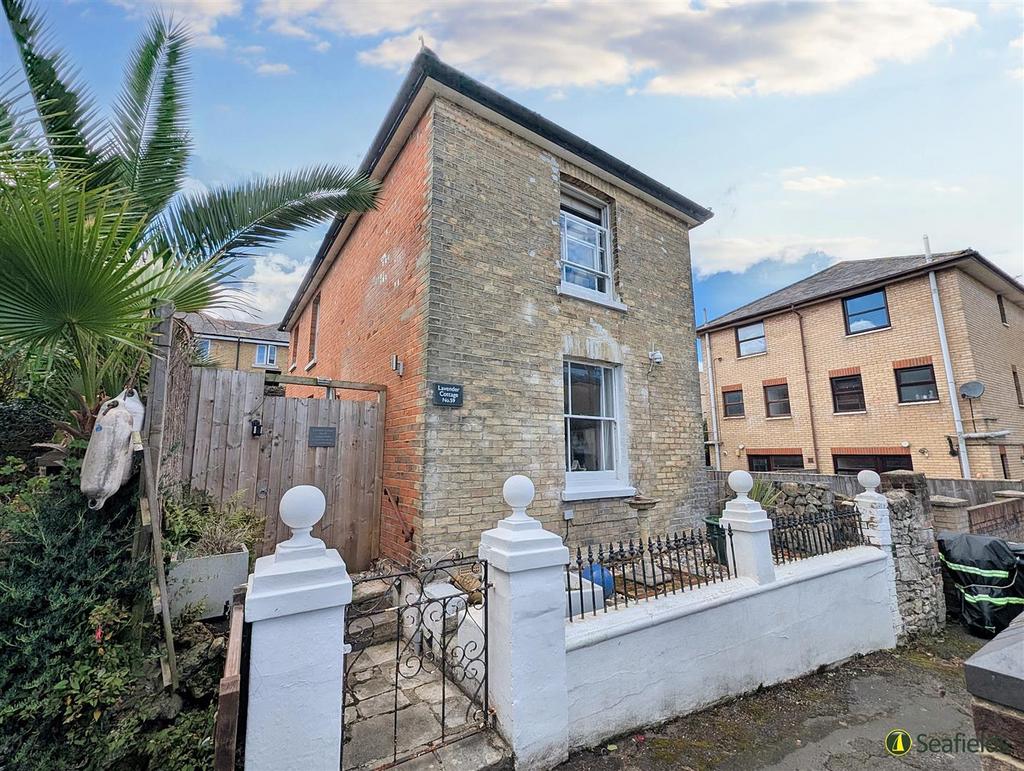 Off George Street, Ryde, PO33 2EN 2 bed detached house - £215,000