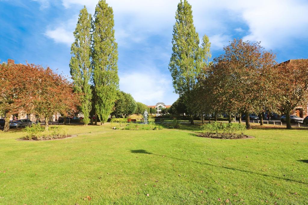 Howardsgate, Welwyn Garden City, AL8 2 bed flat - £299,995