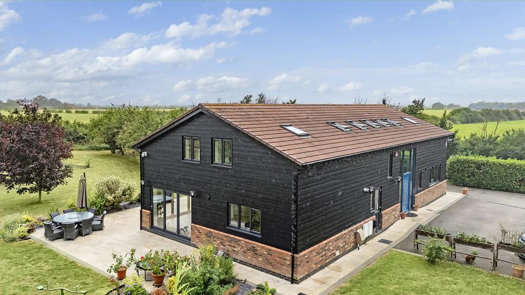 Peartree Lane, Bulphan, RM14 5 bed detached house - £1,650,000