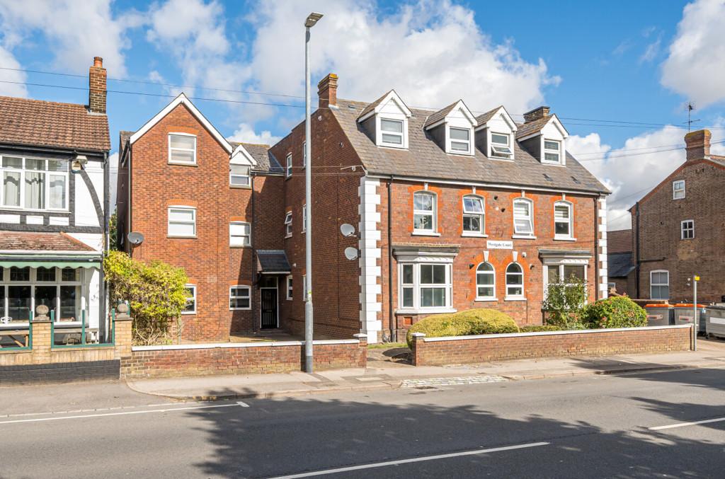 West Street, Bedfordshire LU6 2 bed apartment - £180,000