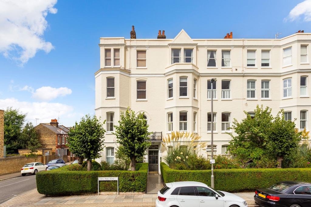 Disraeli Gardens, Putney, London, SW15 2 bed apartment - £625,000