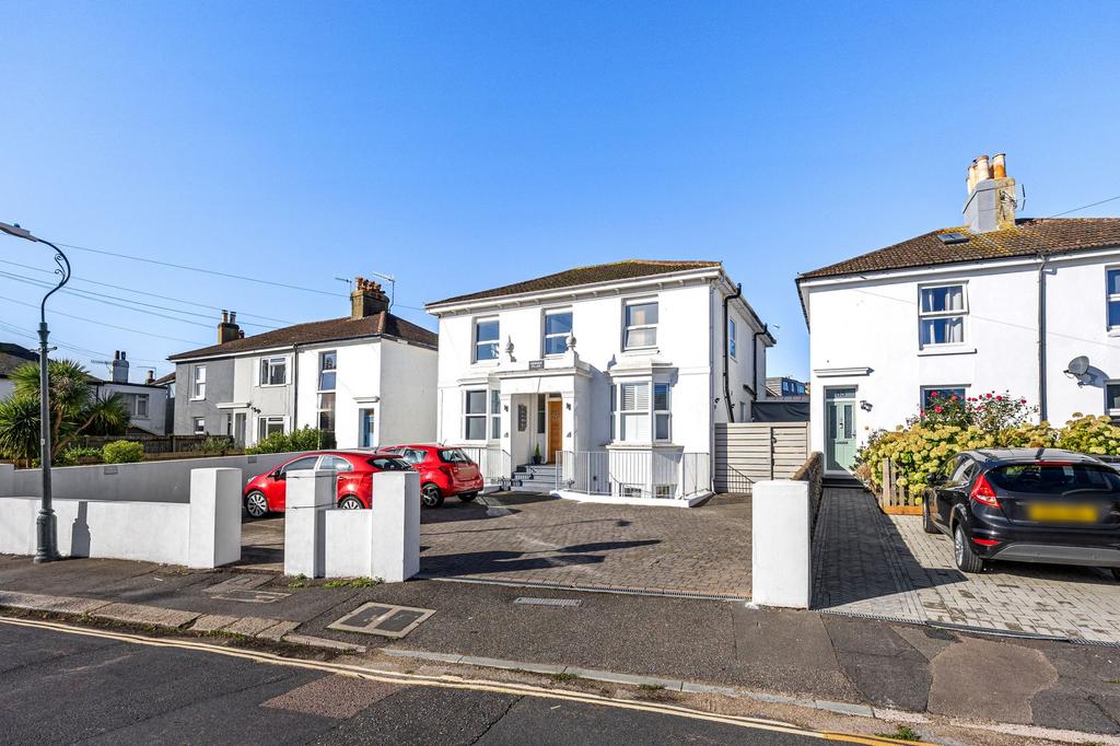 Abinger Road, Brighton BN41 2 bed flat - £300,000