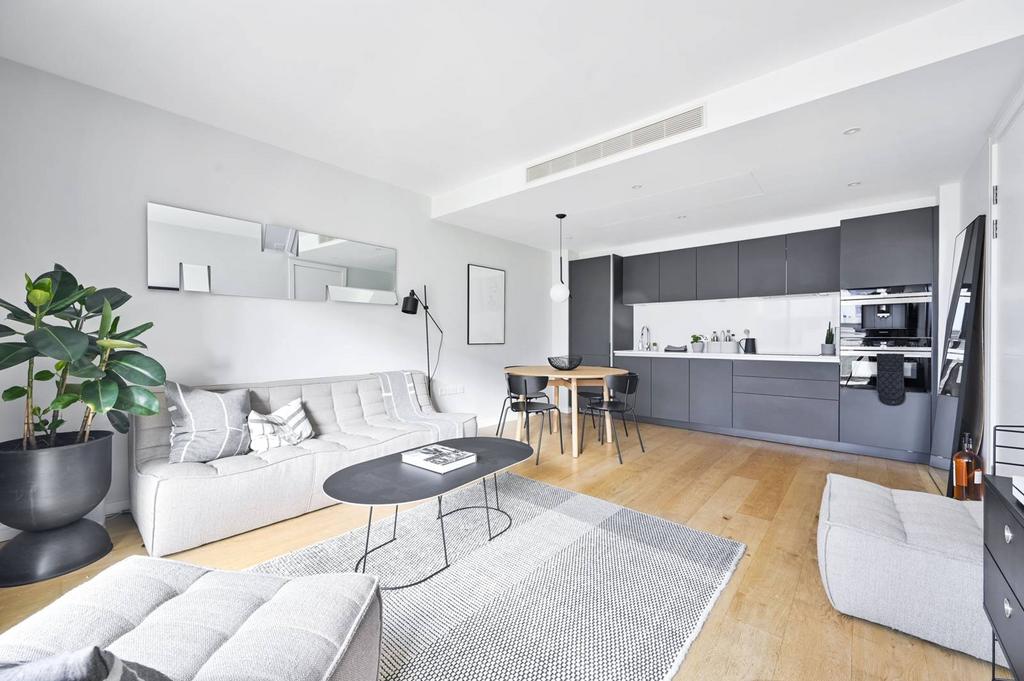 Chapelier House, Wandsworth, London... 2 bed flat - £3,250 pcm (£750 pw)