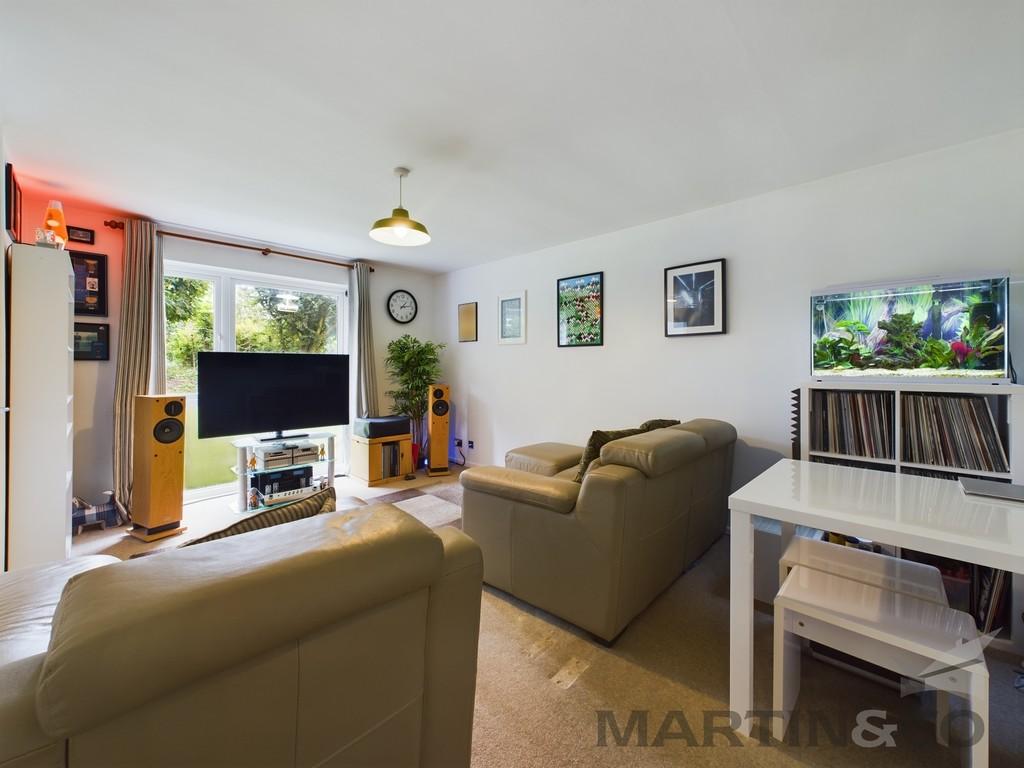 Eskdale, London Colney 2 bed ground floor flat for sale - £239,950