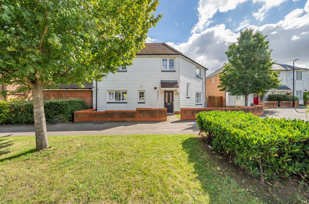 Crocus Drive, Sittingbourne, Kent, ME10 4 bed detached house - £400,000