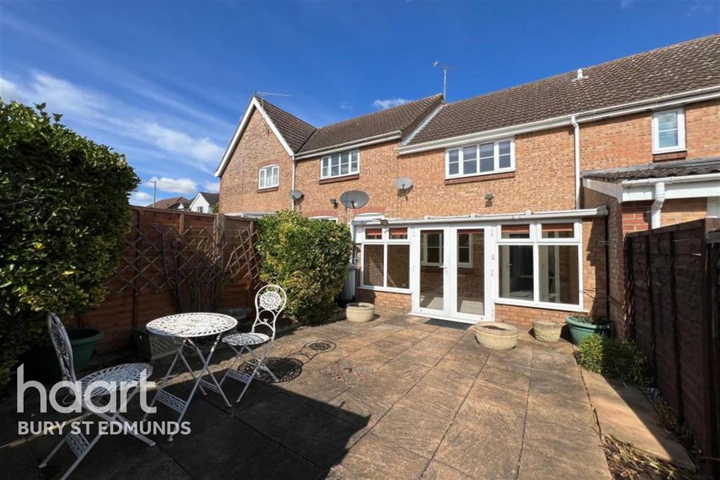 Worcester Close, Bury St Edmunds 2 bed terraced house to rent - £1,200 ...