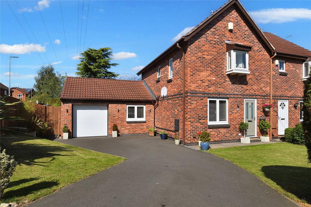Ibbetson Drive, Churwell, Morley, Leeds 4 bed semi-detached house - £ ...