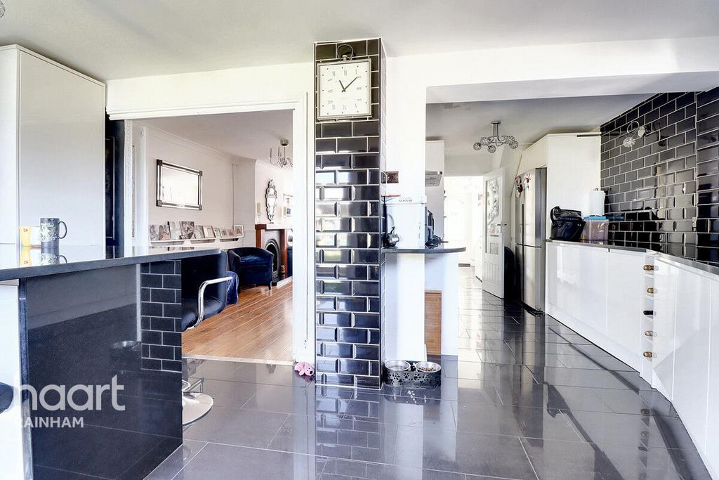 Sowrey Avenue, Rainham 3 bed semi-detached house - £465,000