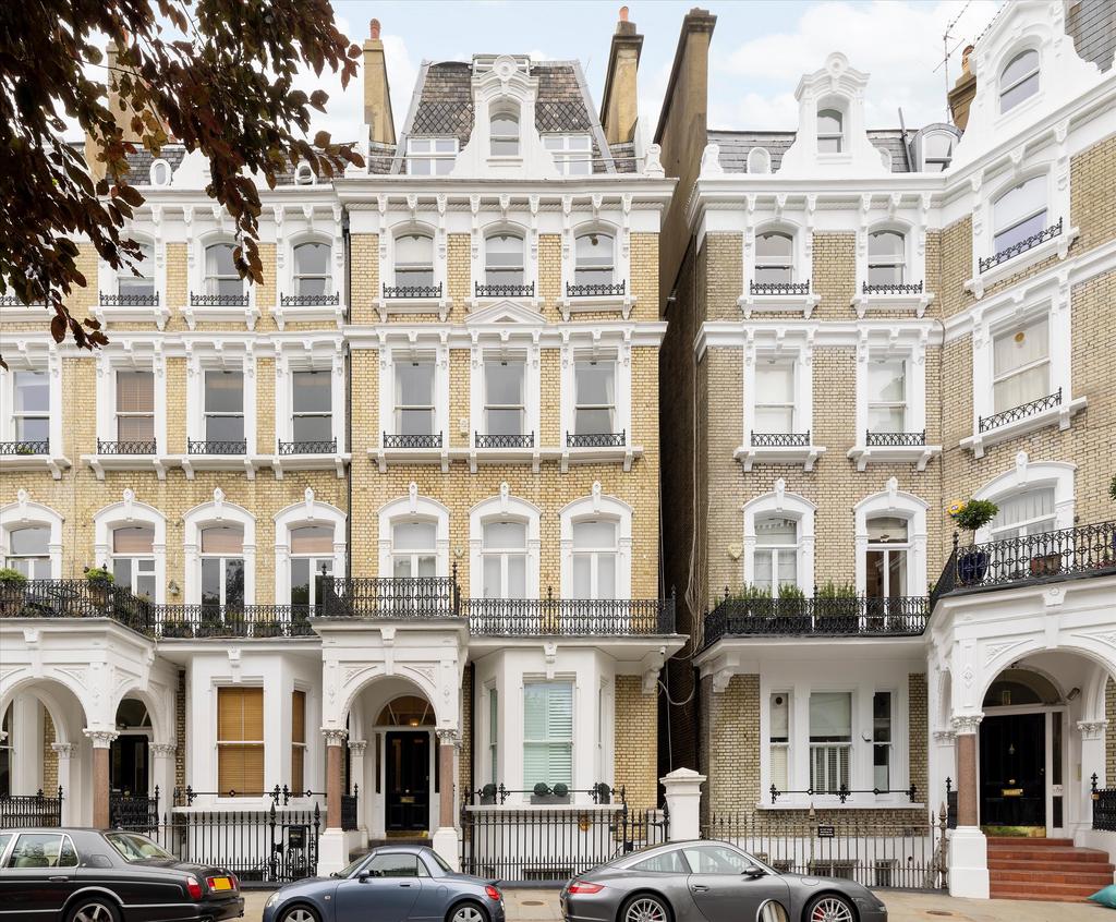 Redcliffe Square, London, SW10 2 bed flat - £1,495,000