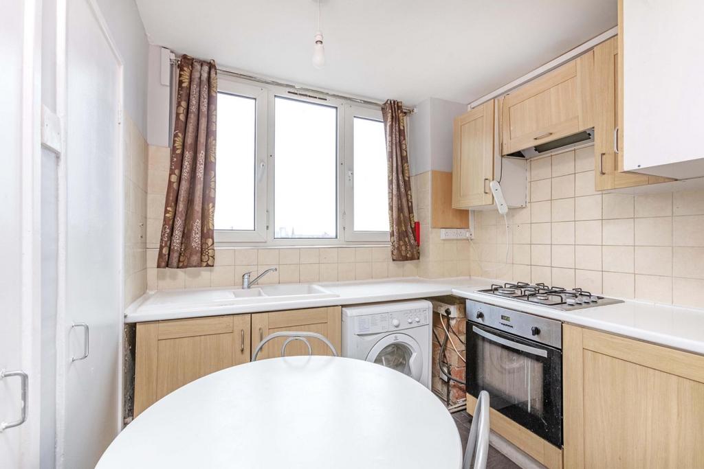 Clem Attlee Court London SW6 3 bed flat - £2,500 pcm (£577 pw)