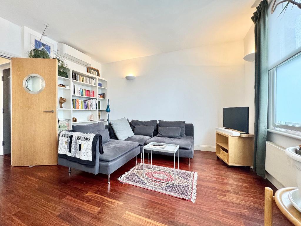 Battersea Park Road, London, SW11 4ND 1 bed flat for sale - £375,000