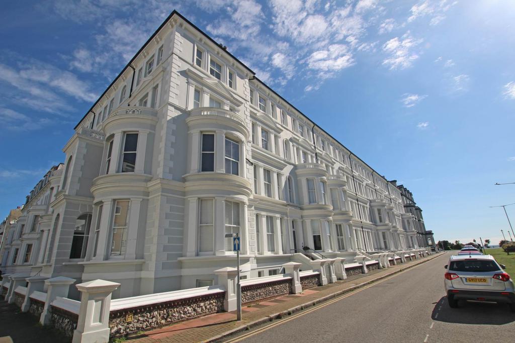 Howard Square, Eastbourne, BN21 4EW 2 bed flat - £300,000