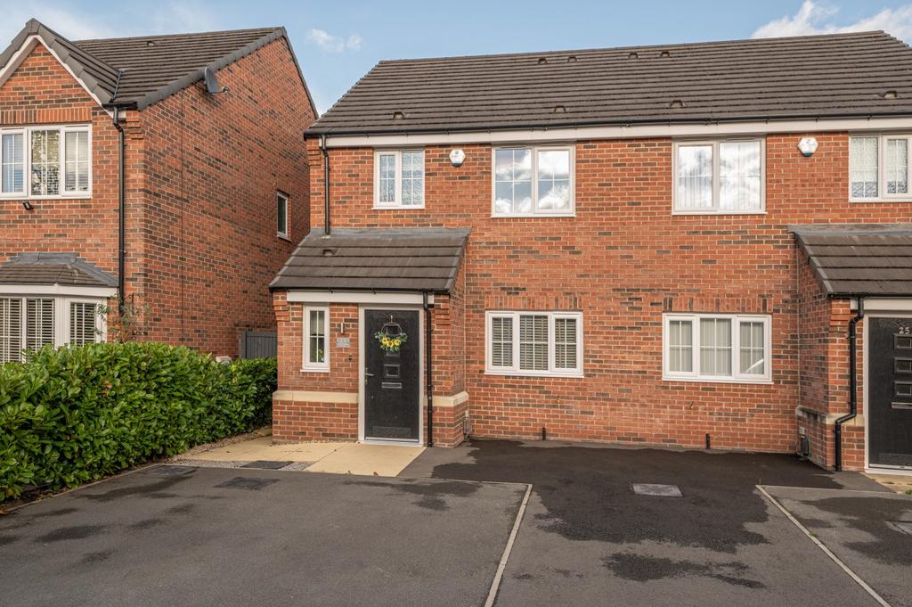Moorlands Road, Cleckheaton, West... 3 bed semi-detached house - £235,000