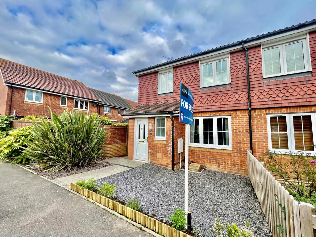 David Newberry Drive... 5 bed semi-detached house - £450,000
