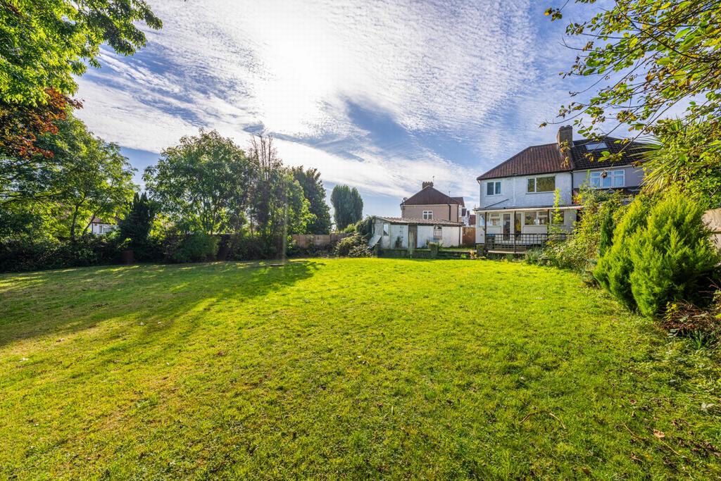 Sunny View, London, NW9 3 bed semi-detached house - £750,000