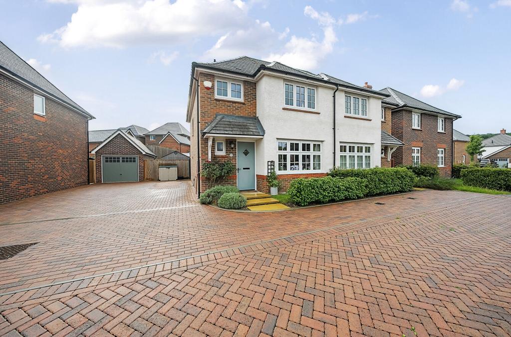 Pilot Close, Alton, Hampshire, GU34 3 bed semi-detached house for sale ...