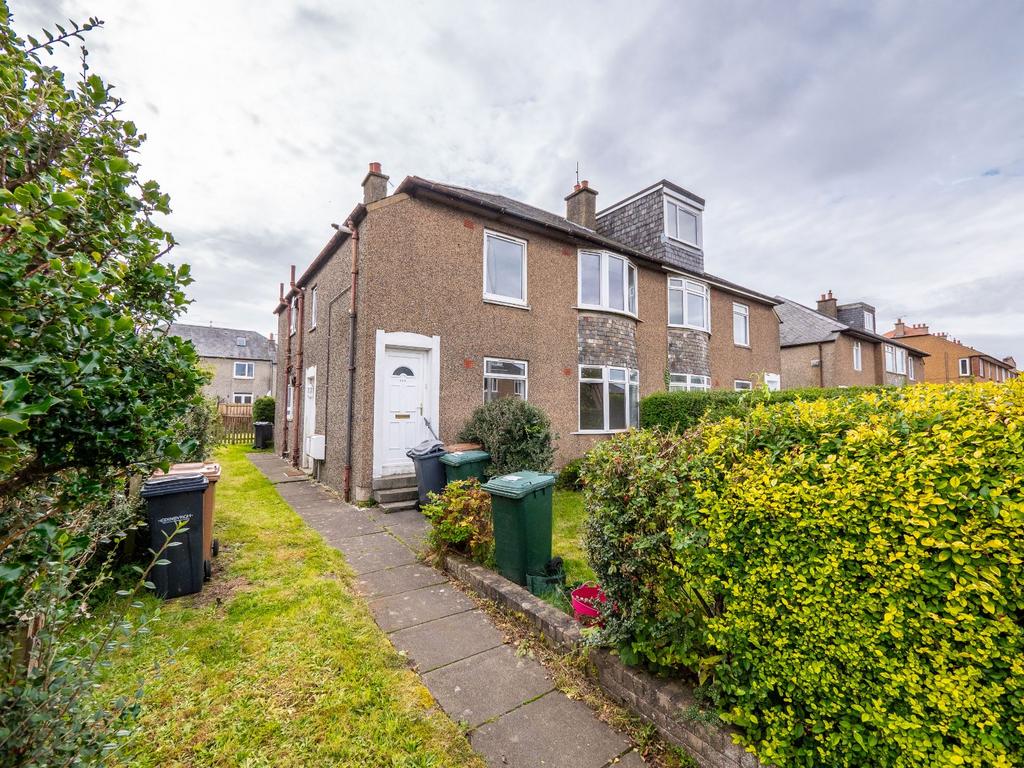 110 Colinton Mains Drive, Edinburgh... 3 bed flat - £175,000