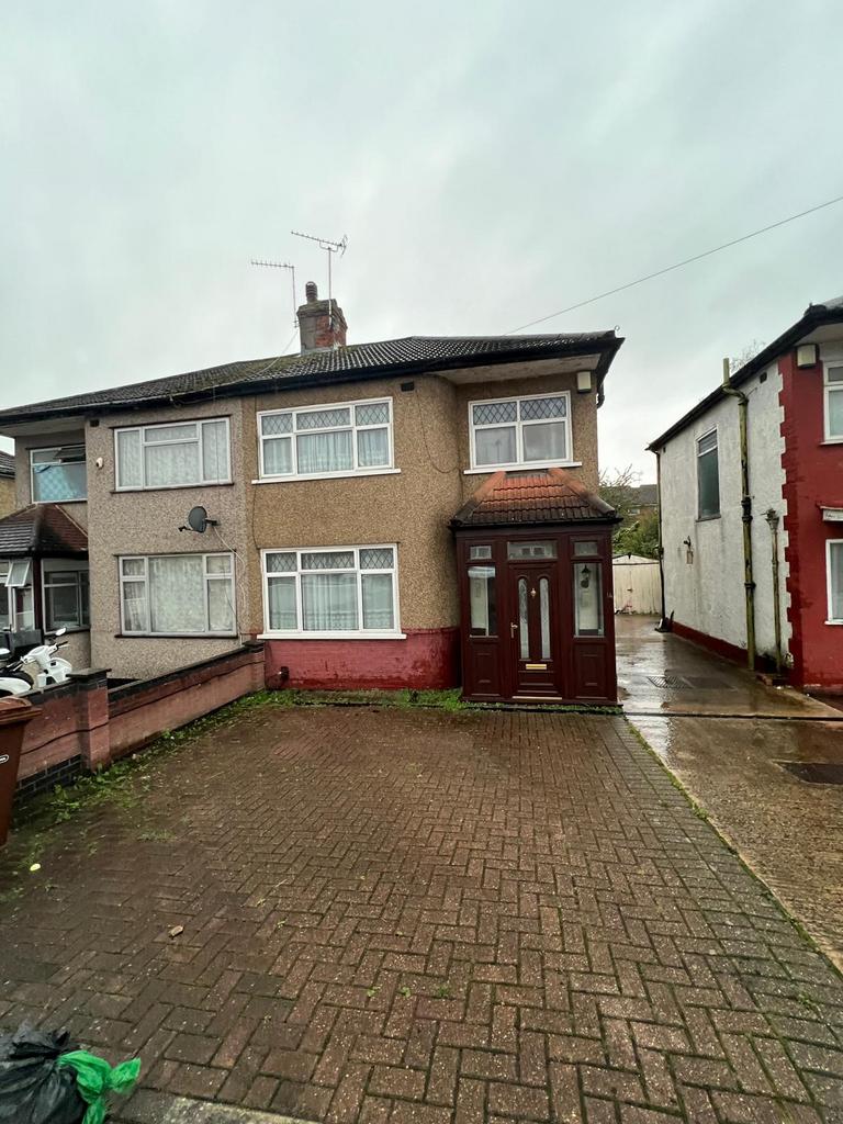 Holyrood Avenue, Harrow HA2 3 bed semi-detached house - £2,500 pcm (£ ...