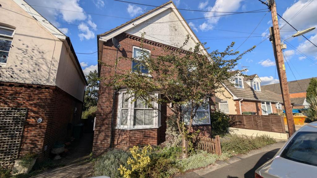 New Road, Bordon GU35 2 bed semi-detached house - £315,000
