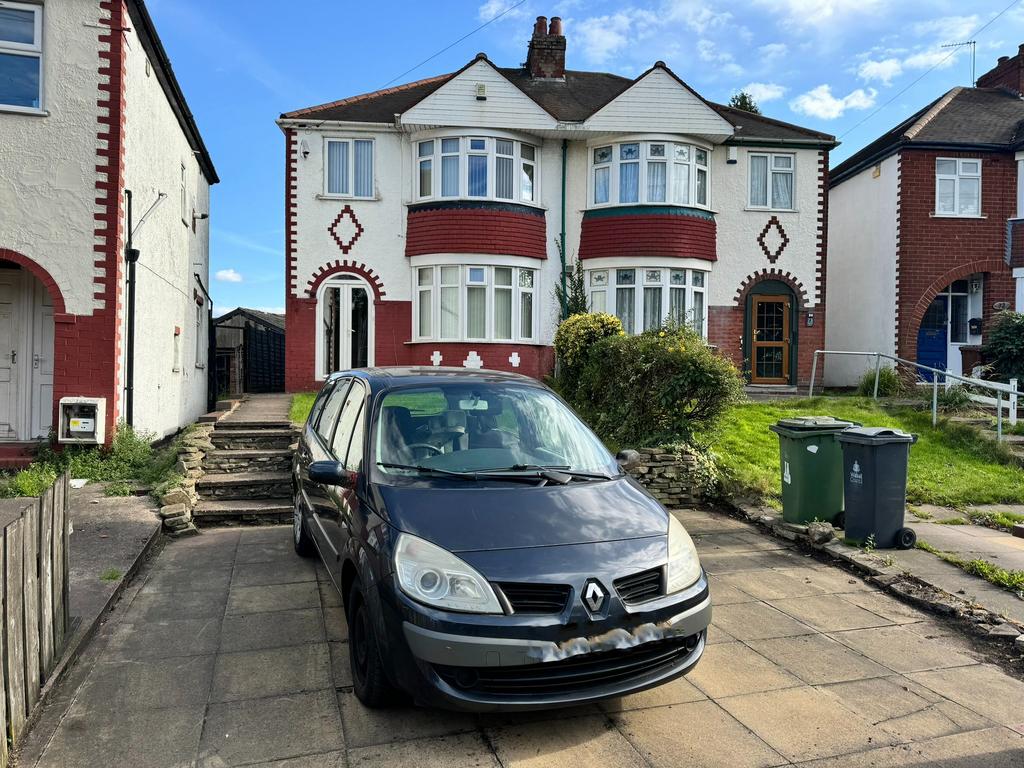 Shepwell Green, Willenhall 3 bed semi-detached house - £995 pcm (£230 pw)