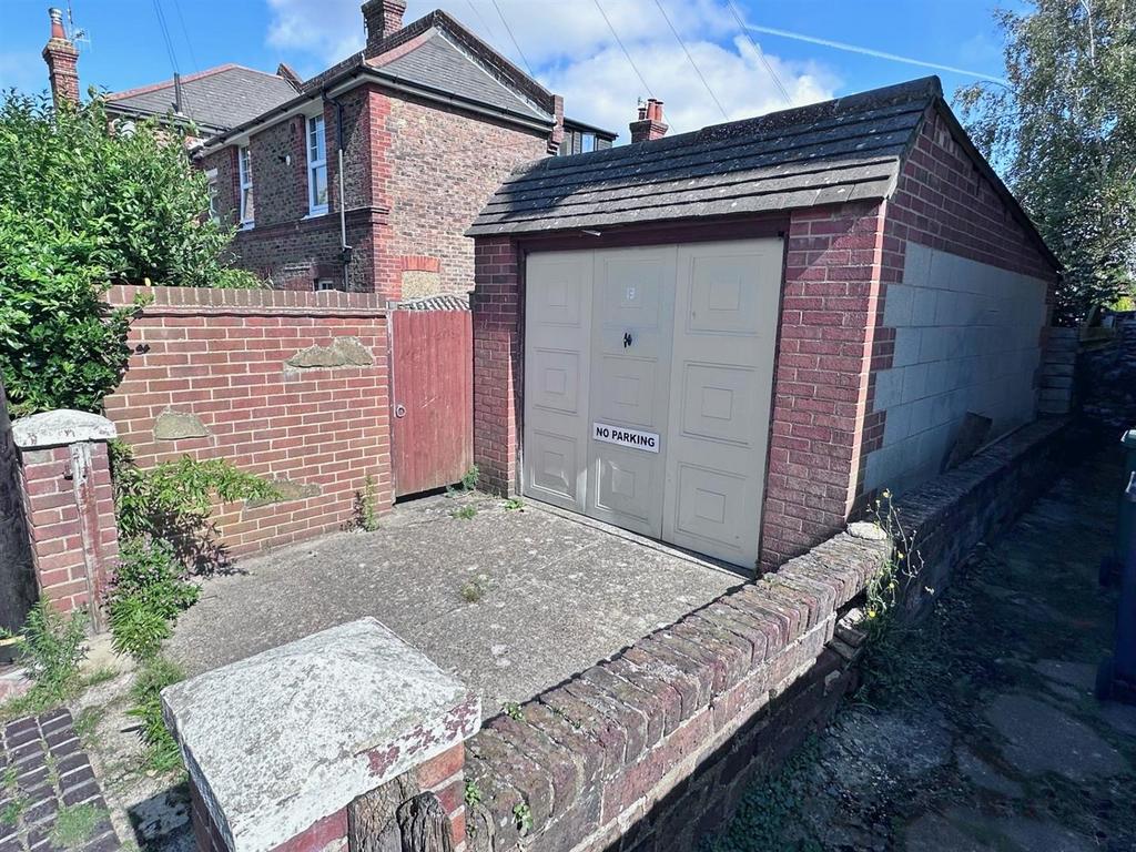 Motcombe Road, Eastbourne BN21 Garage - £59,950