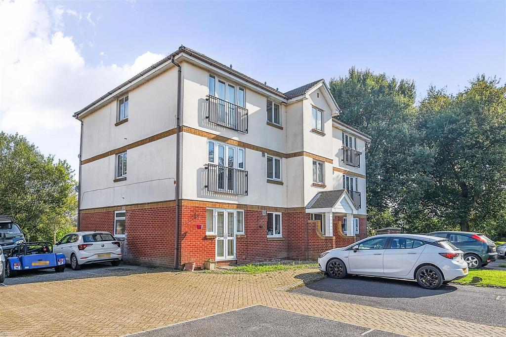Beechfield Drive, Devizes 2 bed flat - £150,000