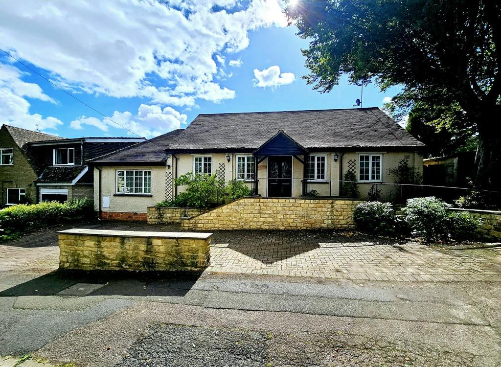 Pebble Lane, Brackley 3 bed detached bungalow - £595,000