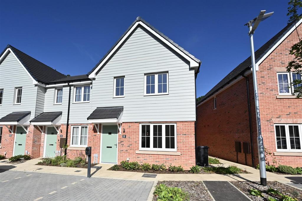 Baggarley Close, Eastergate 3 bed house - £1,450 pcm (£335 pw)