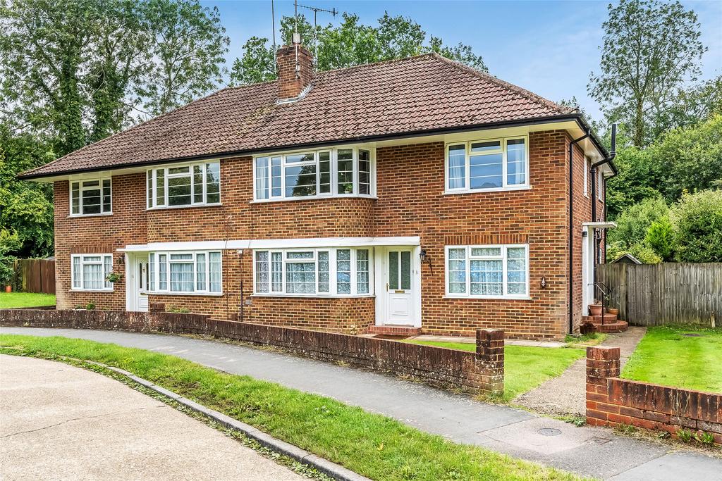 Swan Mill Gardens, Pixham, Dorking... 2 bed maisonette - £350,000
