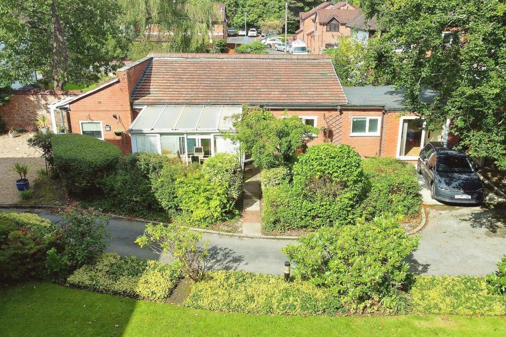 Brooklands Road, Greater Manchester M33 2 bed bungalow - £350,000